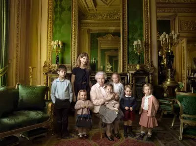 Королева Єлизавета позує зі своїми правнуками