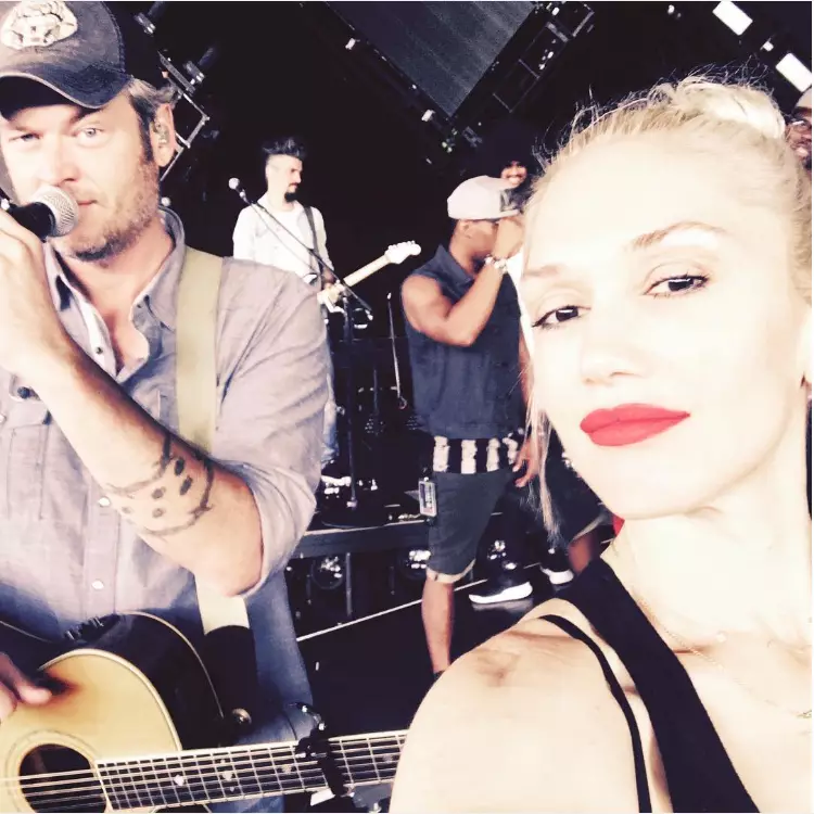 UGwen stefani blake shelton selfie