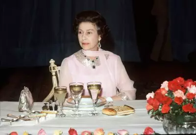 Koningin Elizabeth, Dineren, Roze Jurk