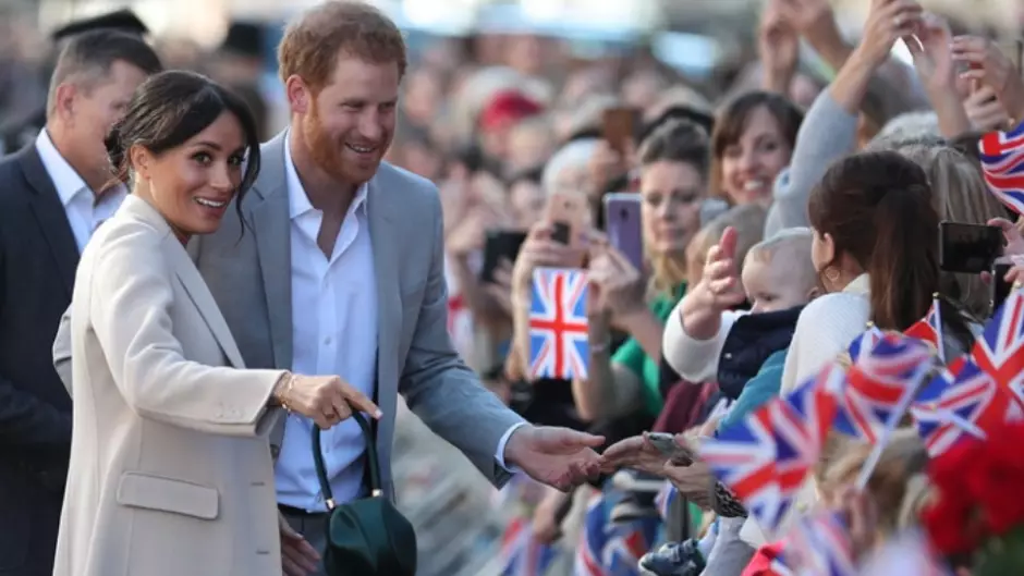 Prince harry high fives kids qabżu l-iskola meghan markle