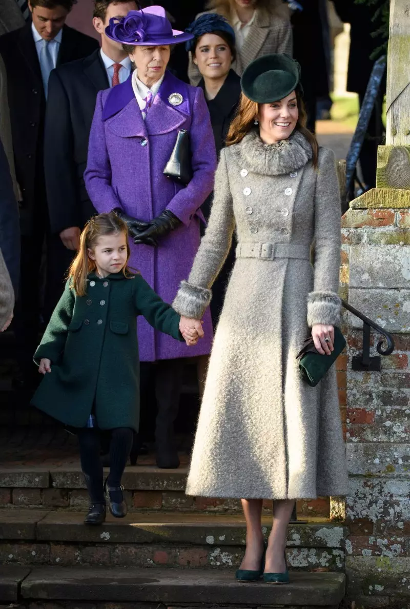 Princess Charlotte iyo Catherine Duchess ee Cambridge oo jooga St Mary Magdalene Kaniisadda Maalinta Kirismaska ee kaniisadda, Sandringham, Norfolk, UK