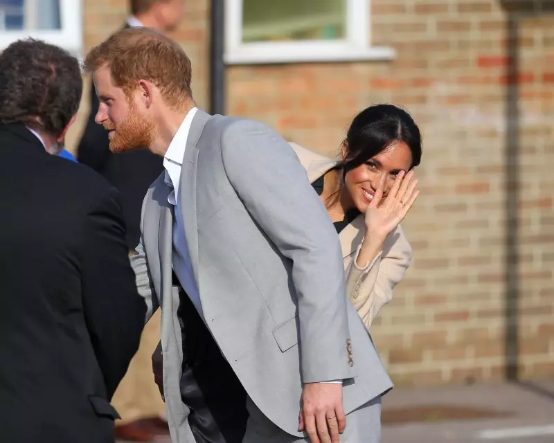 Grianghraif Greannmhar den Teaghlach Ríoga - Meghan Markle, an Prionsa Harry Kate Middleton, an Prionsa William agus níos mó