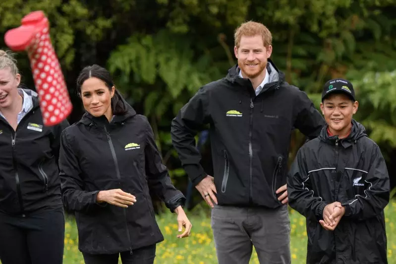 Grianghraif Greannmhar den Teaghlach Ríoga - Meghan Markle, an Prionsa Harry Kate Middleton, an Prionsa William agus níos mó