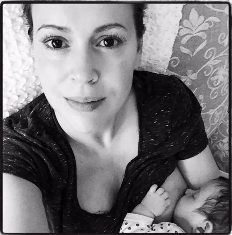 Alyssa milano með barn á brjósti 186