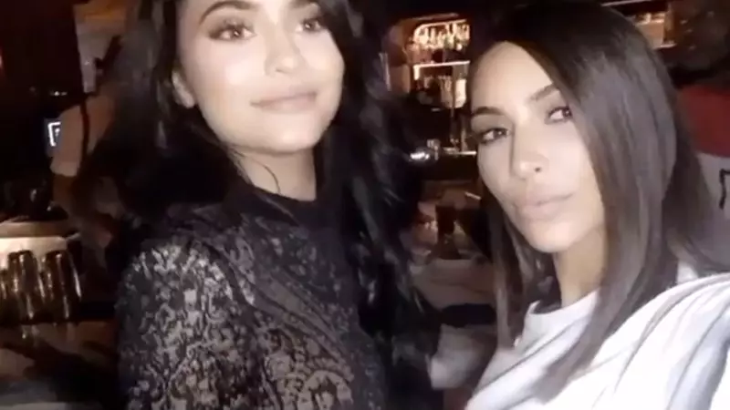 Kim Kardashian en Kylie Jenner lookalike 10