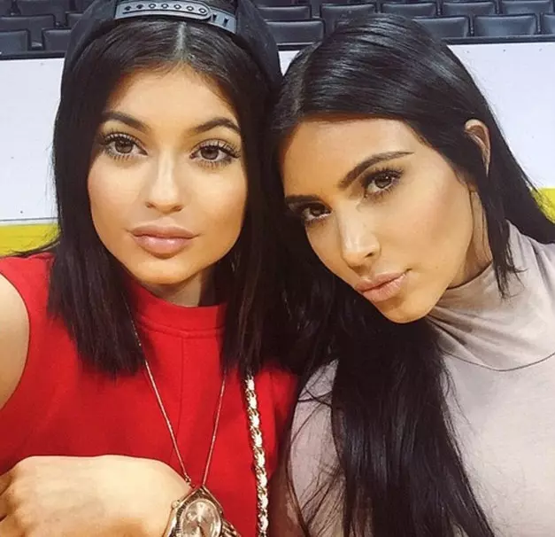 Kim kardashian a kylie jenner yn edrych yn debyg 01