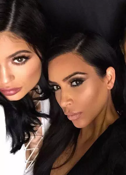 Kim kardashian a kylie jenner yn edrych yn debyg 03