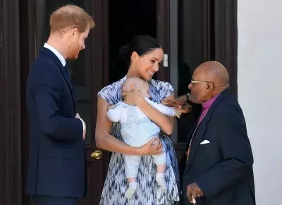 Princi Harry dhe Dukesha Meghan e Sussex, duke mbajtur në krahë djalin e tyre Archie Harrison Mountbatten-Windsor, takojnë Kryepeshkopin Desmond Tutu