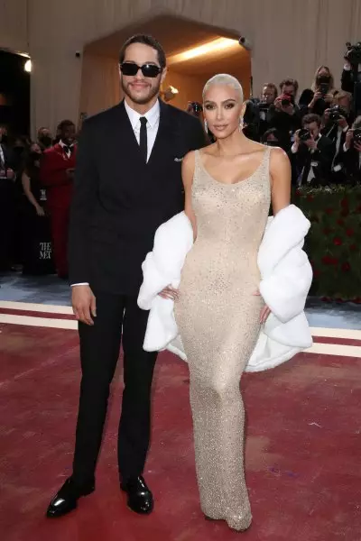 Kardashian-Jenner 一家在 2022 年的 Met Gala 上大放异彩：看红地毯照片！