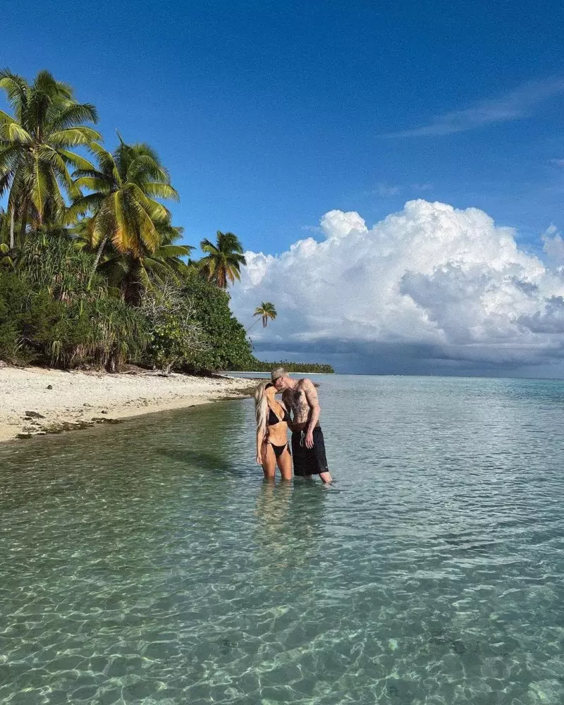 PDA brīdinājums! Kima Kardašjana un Pīts Deividsons skūpstās bikini tērptā pludmales ceļojuma laikā