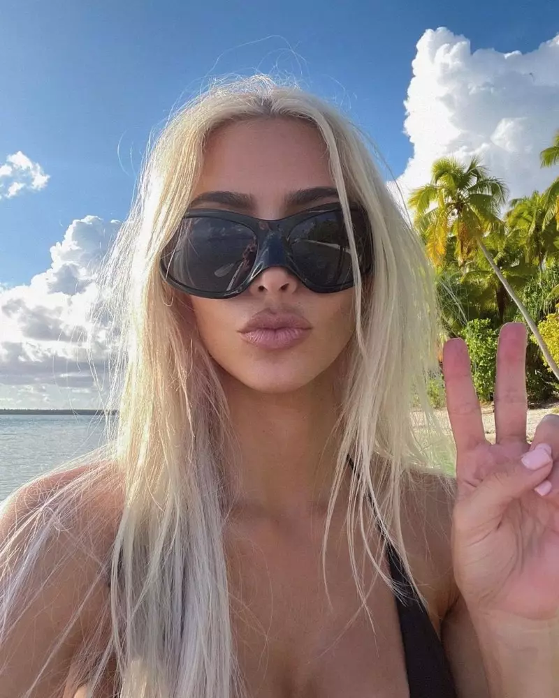 PDA ceeb toom! Kim Kardashian thiab Pete Davidson hnia thaum Bikini-Clad Beach Trip