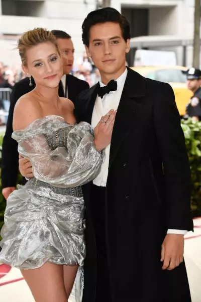 Lili Reinhart Cole Sprouse com Gala