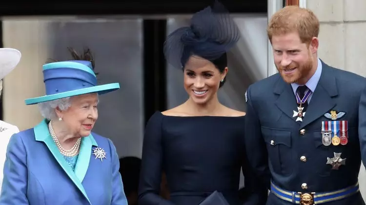 Kraliça Elizabeth, Meghan Markle və Şahzadə Harri