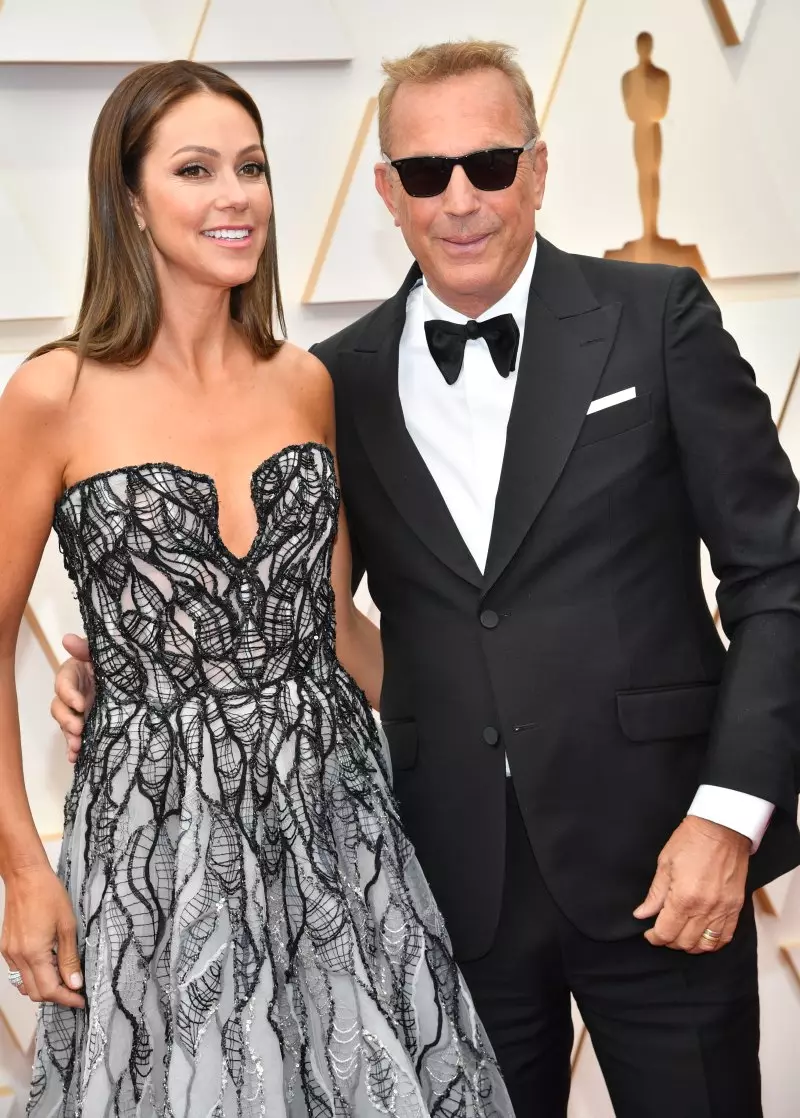 Kevin Costner a'i Wraig Christine Baumgartner yn Cerdded yr Oscars 2022 Lluniau Carped Coch o'u Edrych-1.jpg