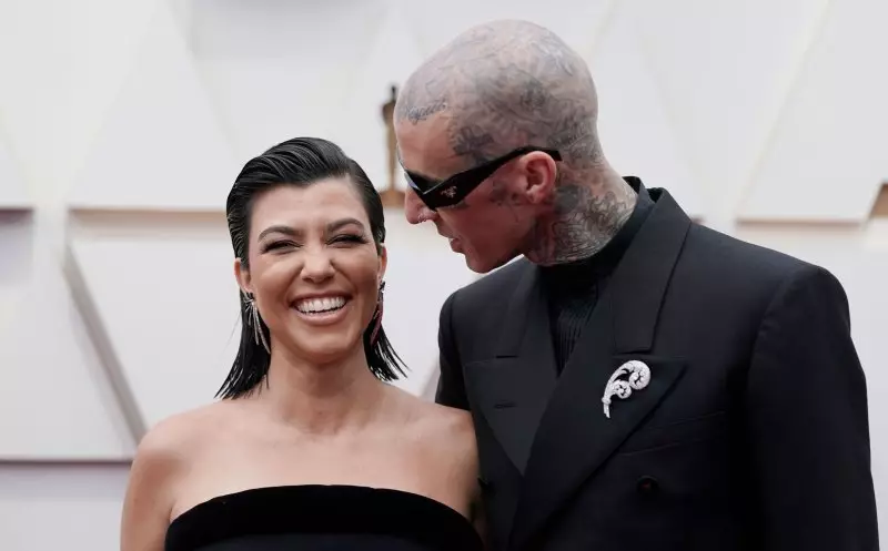 Kourtney Kardashian û hevjîna Travis Barker Serê xwe di Xelatên Oscarê de vedigirin: Awirên Xalîçeya Sor a Wan Binêrin