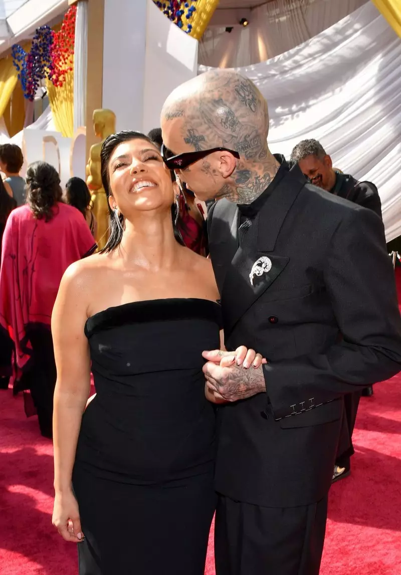 Kourtney Kardashian le Fiance Travis Barker ba Fetola Lihlooho ho Oscars: Bona Chebahalo ea Bona e Khubelu ea K'hapete