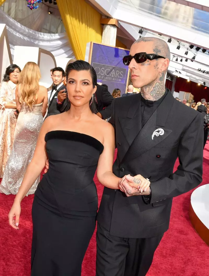 Kourtney Kardashian le Fiance Travis Barker ba Fetola Lihlooho ho Oscars: Bona Chebahalo ea Bona e Khubelu ea K'hapete