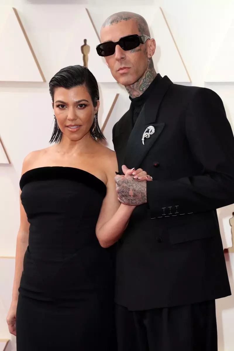 kourtney travis oscars 2022 රතු පලස