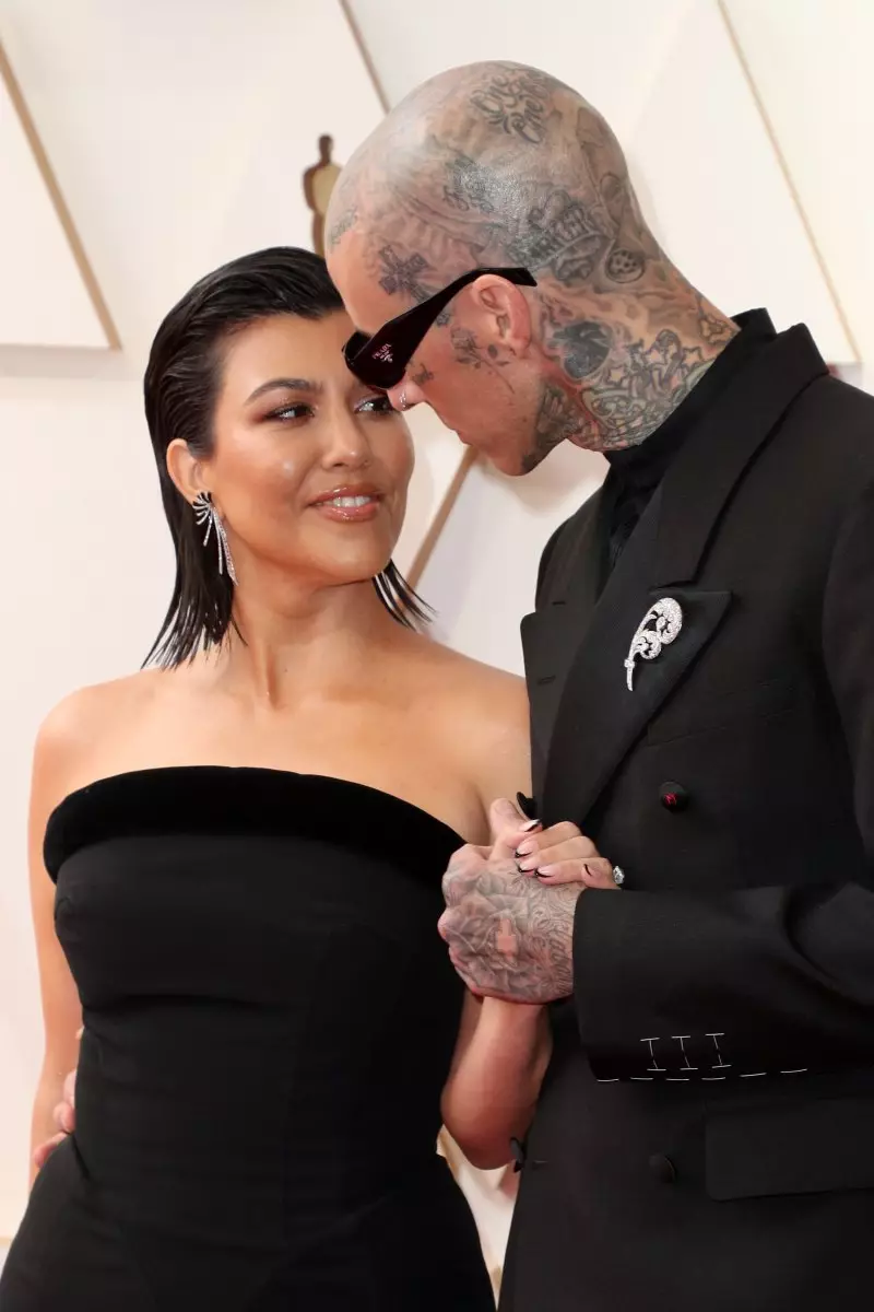 Kourtney Kardashian û hevjîna Travis Barker Serê xwe di Xelatên Oscarê de vedigirin: Awirên Xalîçeya Sor a Wan Binêrin