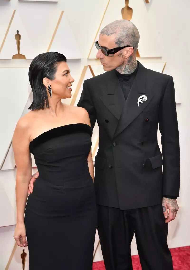 Kourtney Kardashian û hevjîna Travis Barker Serê xwe di Xelatên Oscarê de vedigirin: Awirên Xalîçeya Sor a Wan Binêrin