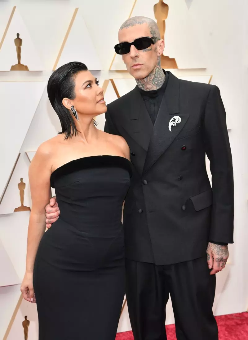 Kourtney Kardashian û hevjîna Travis Barker Serê xwe di Xelatên Oscarê de vedigirin: Awirên Xalîçeya Sor a Wan Binêrin