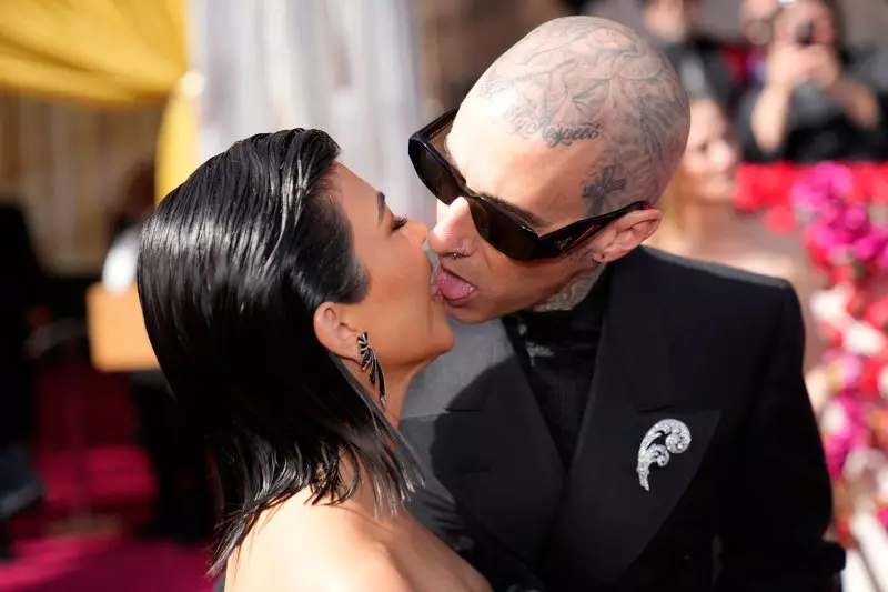 Kourtney Kardashian le Fiance Travis Barker ba Fetola Lihlooho ho Oscars: Bona Chebahalo ea Bona e Khubelu ea K'hapete