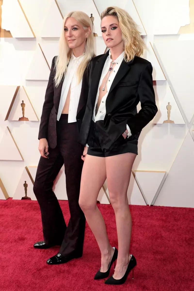 Kristen Stewart geet Braless ënner engem Blazer bei den Oscaren 2022: Kuckt Red Carpet Fotoen!