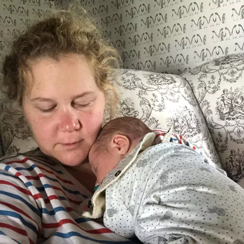 Amy Schumer's Kid Gene Fischer ආකර්ශනීයයි! නිළියගේ පිරිමි ළමයා හමුවන්න