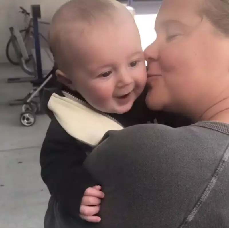 Kid Gene Fischer de Amy Schumer é adorable! Coñece o xene Baby Boy da actriz e Amy