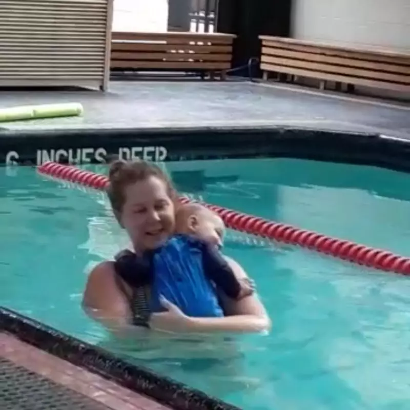 Amy Schumer's Kid Gene Fischer is adorable! Moetsje de aktrise 'Baby Boy swimmen