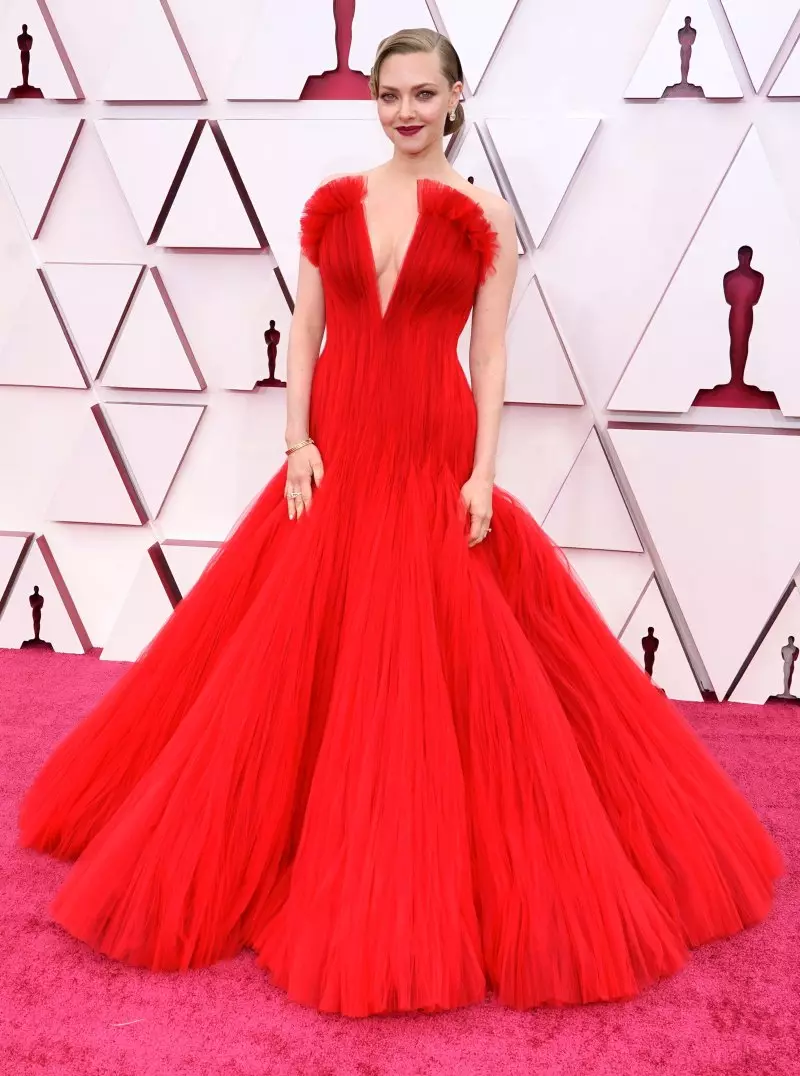 amanda-seyfried-best-terburuk-pakaian-oscars-2021