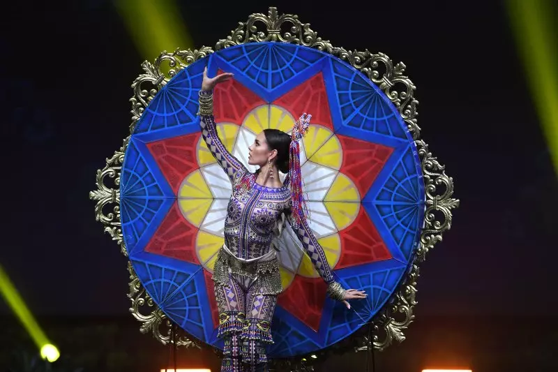 Catriona Gray Miss Philippines Miss Univers roue colorée et costume