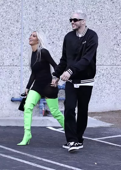 Kim Kardashian le mohlankana oa hae Pete Davidson ha ba khone ho boloka matsoho ho LA: Lifoto