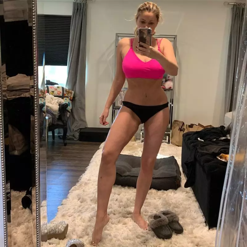 La modella di Playboy Shanna Moakler si infila un selfie in bikini sicuro di sé