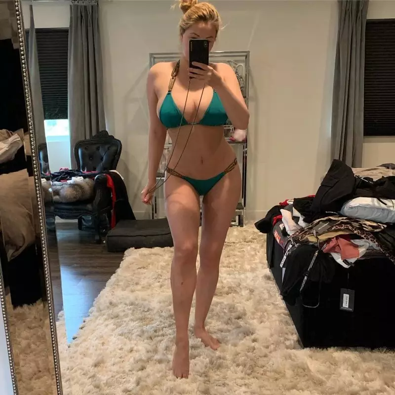Playboy-model Shanna Moakler selfversekerde bikini-selfie vir maagsnoer