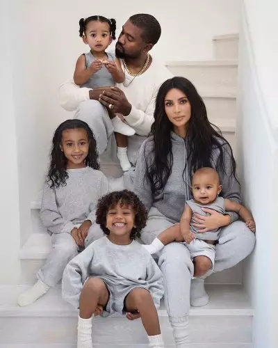 Kim Kardashian pripažino, kad North yra fotošopu perkeltas į šeimos Kalėdų atviruką