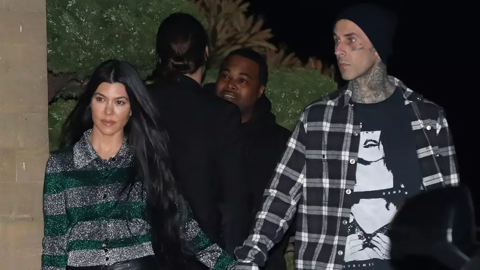 Kourtney Kardashian û hevalê xwe Travis Barker di hefteyekê de di 3yemîn hevdîtina xwe de destên hev digirin