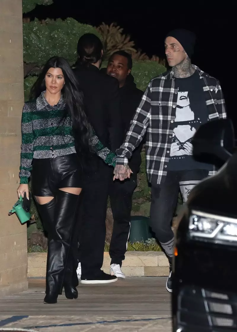 Kourtney Kardashian û hevalê xwe Travis Barker di hefteyekê de di 3yemîn hevdîtina xwe de destên hev digirin