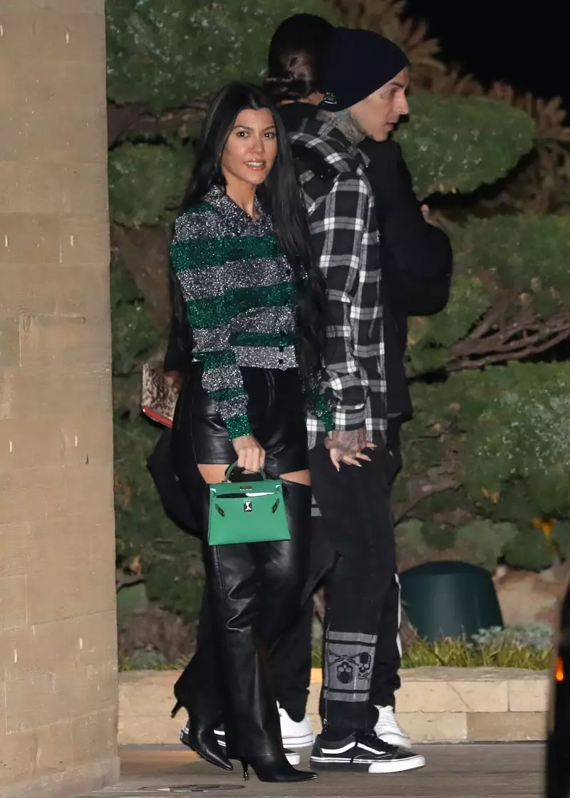 Kourtney Kardashian û hevalê xwe Travis Barker di hefteyekê de di 3yemîn hevdîtina xwe de destên hev digirin