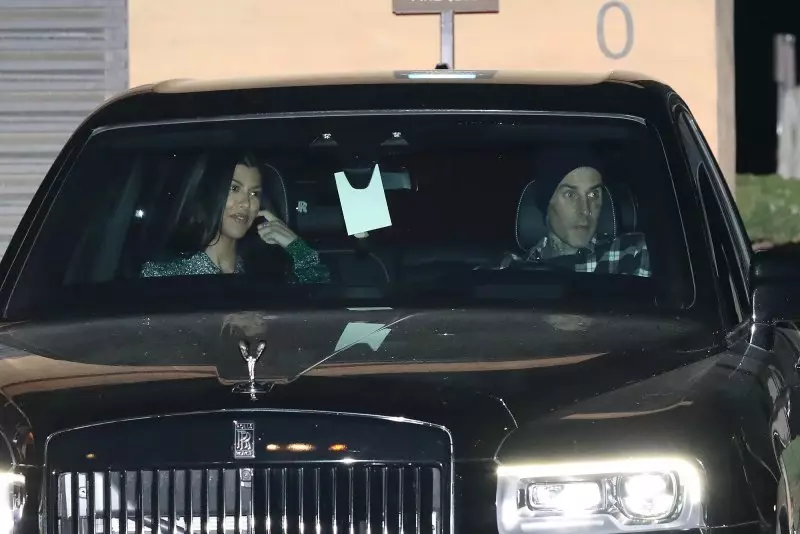 Kourtney Kardashian og kjæresten Travis Barker holder hendene på deres tredje date på en uke