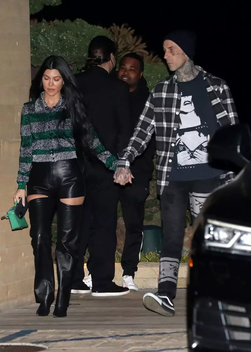 Kourtney Kardashian og kjæresten Travis Barker holder hendene på deres tredje date på en uke