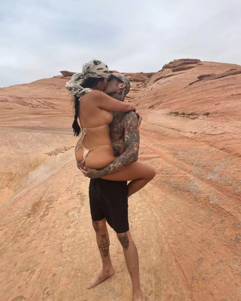 Kourtney Kardashian kysser Travis Barker i ørkenen