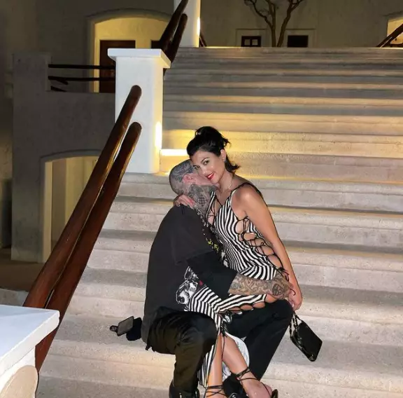 Travis Barker kysser Kourtney Kardashians hals i PDA-pakket billede