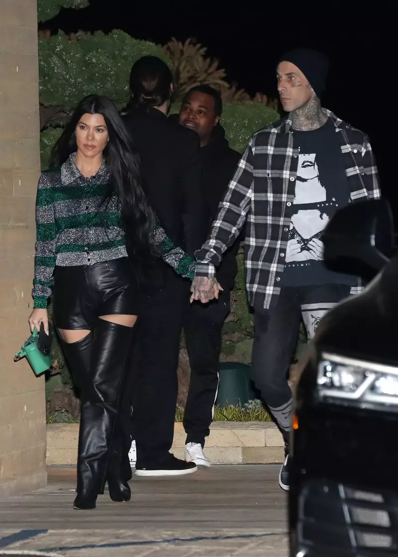 Kourtney Kardashian og kæresten Travis Barker holder hinanden i hånden på deres 3. date på en uge