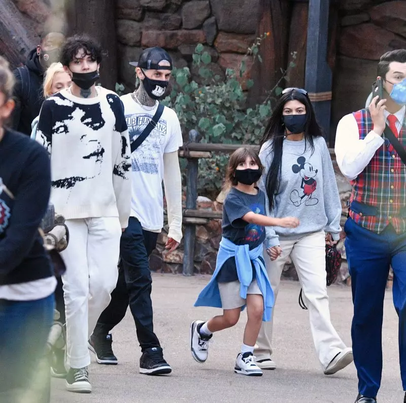 Kourtney Kardashian, Travis Barker, Kids Ga naar Disney: Foto's 5