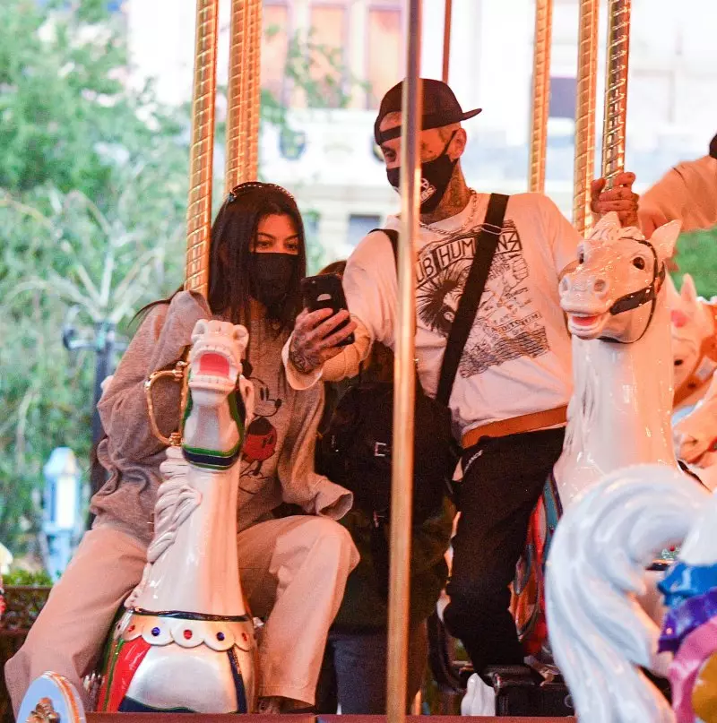 Kourtney Kardashian, Travis Barker, Kids Go to Disney: Fotografije 3