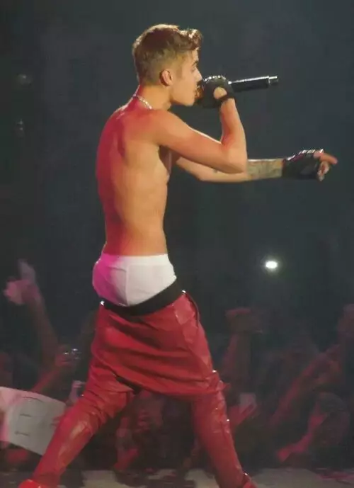 Justin bieber wardrobe defect