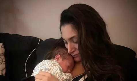 Deena Cortese trzymająca swoje nowo narodzone dziecko