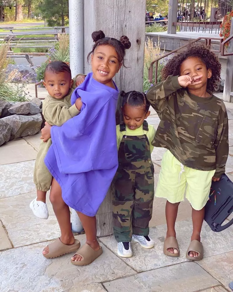 Kim Kardashian Nagbahagi ng Mga Cute na Larawan ng Mga Bata at Kanye West