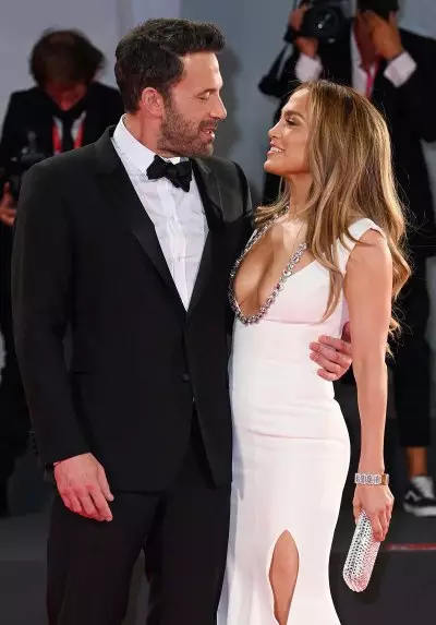 Bennifer Jennifer Lopez Ben Affleck Faru Ruĝtapiŝon debuton en la Festivalo de Venecio
